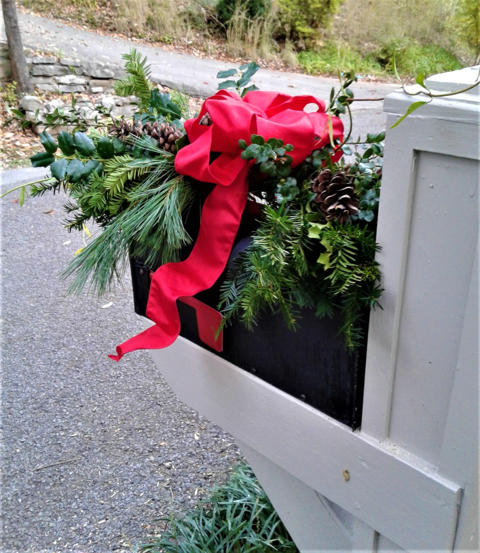 LHAA Garden Club Mailbox Toppers and Swag